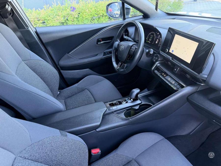 White Toyota C-HR 2024 in Vilnius, with an engine capacity of 1.80 L and mileage of 78 thousand km for 24950 €, photo 24 on AUTOMOTO.COM.LV