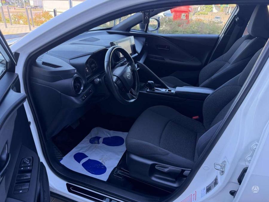 White Toyota C-HR 2024 in Vilnius, with an engine capacity of 1.80 L and mileage of 78 thousand km for 24950 €, photo 30 on AUTOMOTO.COM.LV
