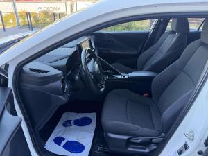 White Toyota C-HR 2024 in Vilnius, with an engine capacity of 1.80 L and mileage of 78 thousand km for 24950 €, photo 31 on AUTOMOTO.COM.LV