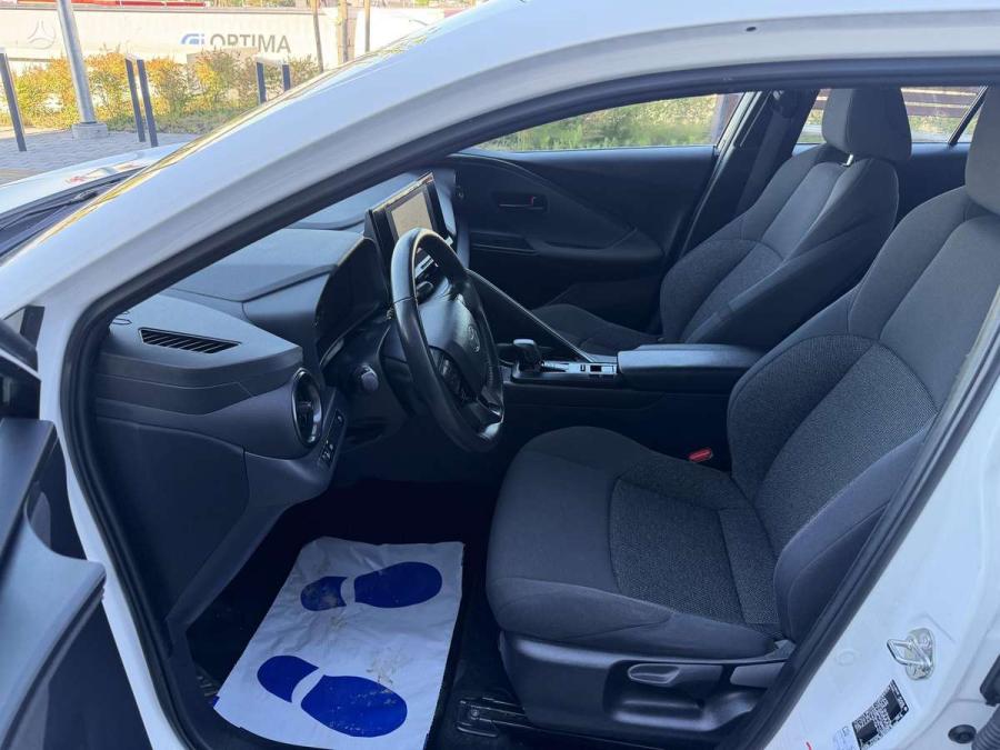 White Toyota C-HR 2024 in Vilnius, with an engine capacity of 1.80 L and mileage of 78 thousand km for 24950 €, photo 31 on AUTOMOTO.COM.LV