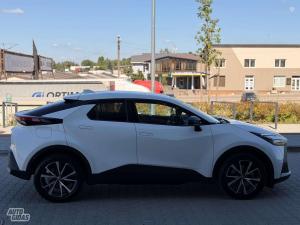 Белый Тойота C-HR 2024 в Вильнюс, объемом двигателя 2.00 л и пробегом 57 тыс. км за 31350 €, фото 9 на AUTOMOTO.COM.LV