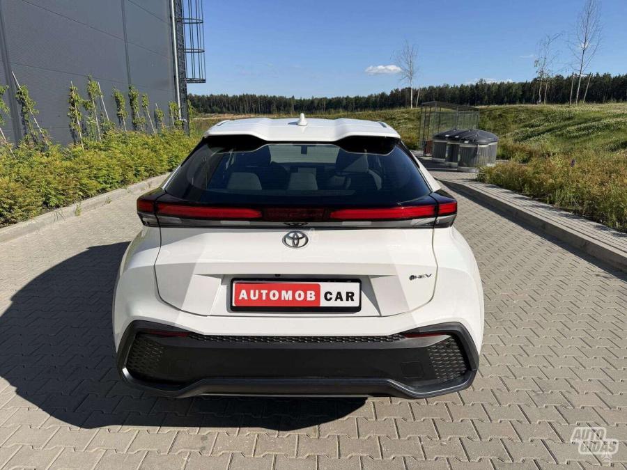 Белый Тойота C-HR 2024 в Вильнюс, объемом двигателя 1.80 л и пробегом 78 тыс. км за 24950 €, фото 13 на AUTOMOTO.COM.LV