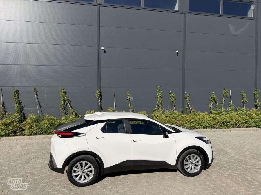 Белый Тойота C-HR 2024 в Вильнюс, объемом двигателя 1.80 л и пробегом 78 тыс. км за 24950 €, фото 15 на AUTOMOTO.COM.LV
