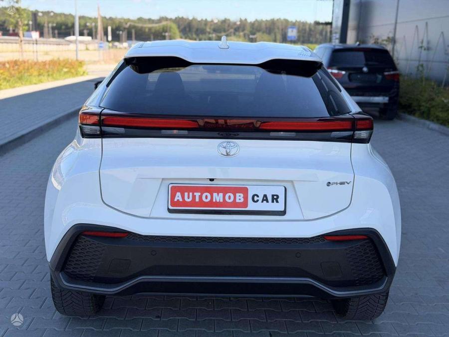 Белый Тойота C-HR 2024 в Вильнюс, объемом двигателя 1.99 л и пробегом 57 тыс. км за 31350 €, фото 6 на AUTOMOTO.COM.LV