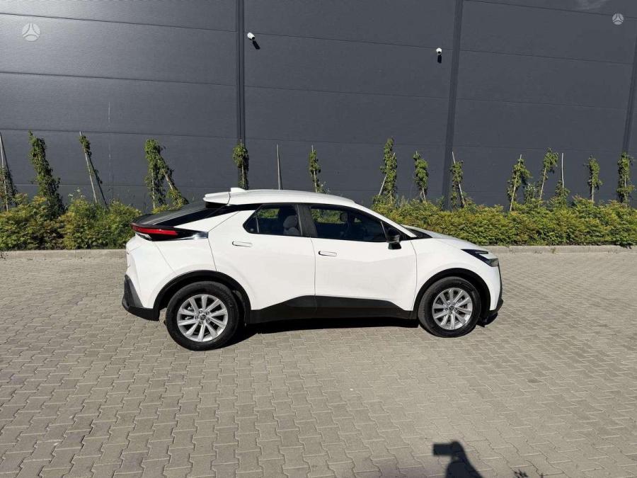 Белый Тойота C-HR 2024 в Вильнюс, объемом двигателя 1.80 л и пробегом 78 тыс. км за 24950 €, фото 6 на AUTOMOTO.COM.LV