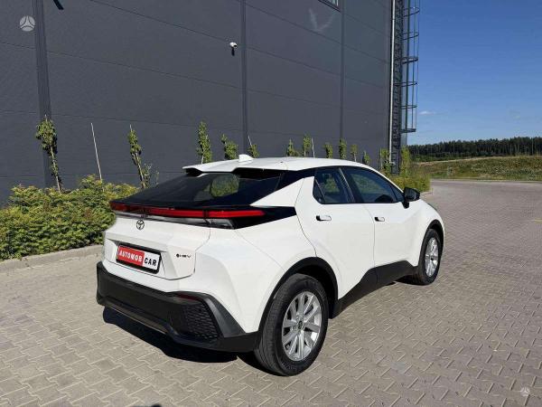 White Toyota C-HR 2024 in Vilnius, with an engine capacity of 1.80 L and mileage of 78 thousand km for 24950 €, photo 6 on AUTOMOTO.COM.LV