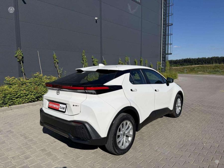 Белый Тойота C-HR 2024 в Вильнюс, объемом двигателя 1.80 л и пробегом 78 тыс. км за 24950 €, фото 7 на AUTOMOTO.COM.LV