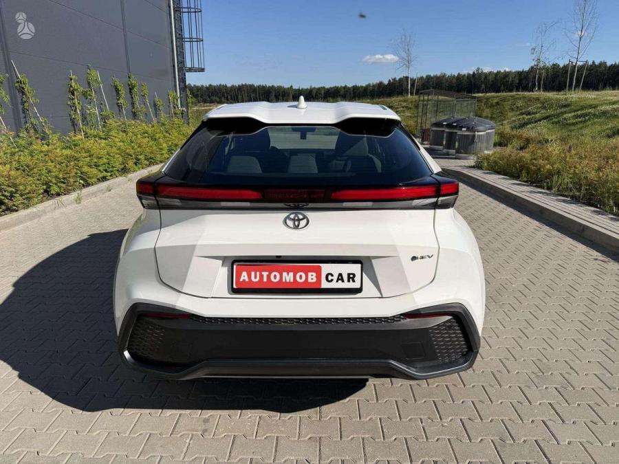Белый Тойота C-HR 2024 в Вильнюс, объемом двигателя 1.80 л и пробегом 78 тыс. км за 24950 €, фото 12 на AUTOMOTO.COM.LV