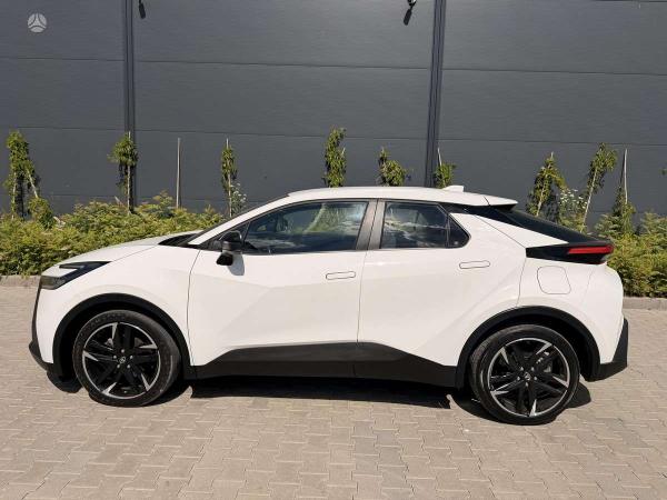 White Toyota C-HR 2024 in Vilnius, with an engine capacity of 1.80 L and mileage of 78 thousand km for 24950 €, photo 5 on AUTOMOTO.COM.LV