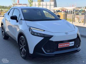 White Toyota C-HR 2024 in Vilnius, with an engine capacity of 2.00 L and mileage of 57 thousand km for 31350 €, photo 4 on AUTOMOTO.COM.LV