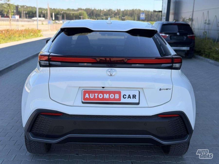 White Toyota C-HR 2024 in Vilnius, with an engine capacity of 2.00 L and mileage of 57 thousand km for 31350 €, photo 6 on AUTOMOTO.COM.LV