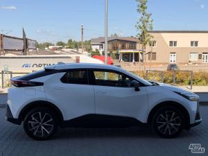 White Toyota C-HR 2024 in Vilnius, with an engine capacity of 2.00 L and mileage of 57 thousand km for 31350 €, photo 9 on AUTOMOTO.COM.LV