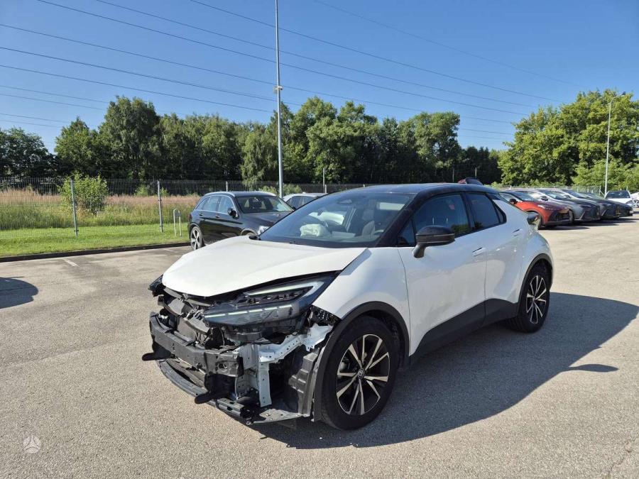 Белый Тойота C-HR 2024 в Паневежис, объемом двигателя 1.80 л и пробегом 43 тыс. км за 16999 €, фото 1 на AUTOMOTO.COM.LV
