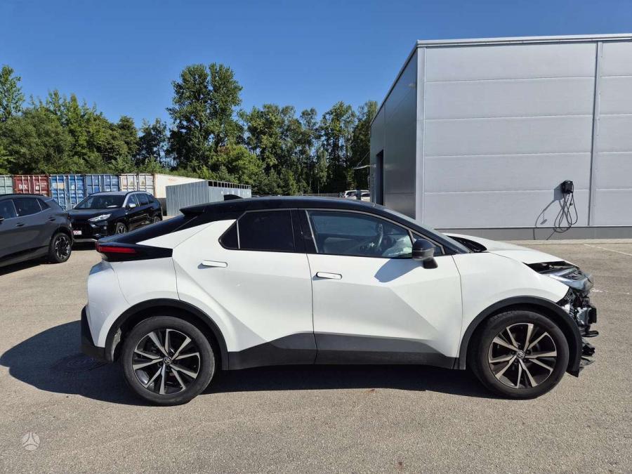 Белый Тойота C-HR 2024 в Паневежис, объемом двигателя 1.80 л и пробегом 43 тыс. км за 16999 €, фото 5 на AUTOMOTO.COM.LV