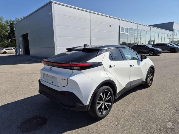 Белый Тойота C-HR 2024 в Паневежис, объемом двигателя 1.80 л и пробегом 43 тыс. км за 16999 €, фото 5 на AUTOMOTO.COM.LV