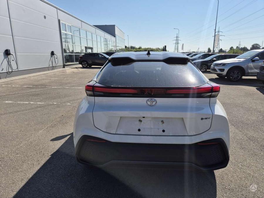 Белый Тойота C-HR 2024 в Паневежис, объемом двигателя 1.80 л и пробегом 43 тыс. км за 16999 €, фото 7 на AUTOMOTO.COM.LV