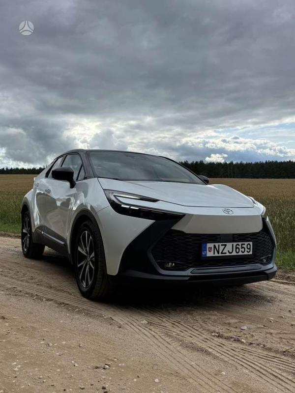 Белый Тойота C-HR 2024 в Вильнюс, объемом двигателя 1.80 л и пробегом 24 тыс. км за 25900 €, фото 1 на AUTOMOTO.COM.LV