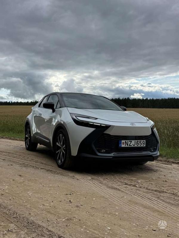 Белый Тойота C-HR 2024 в Вильнюс, объемом двигателя 1.80 л и пробегом 24 тыс. км за 25900 €, фото 2 на AUTOMOTO.COM.LV