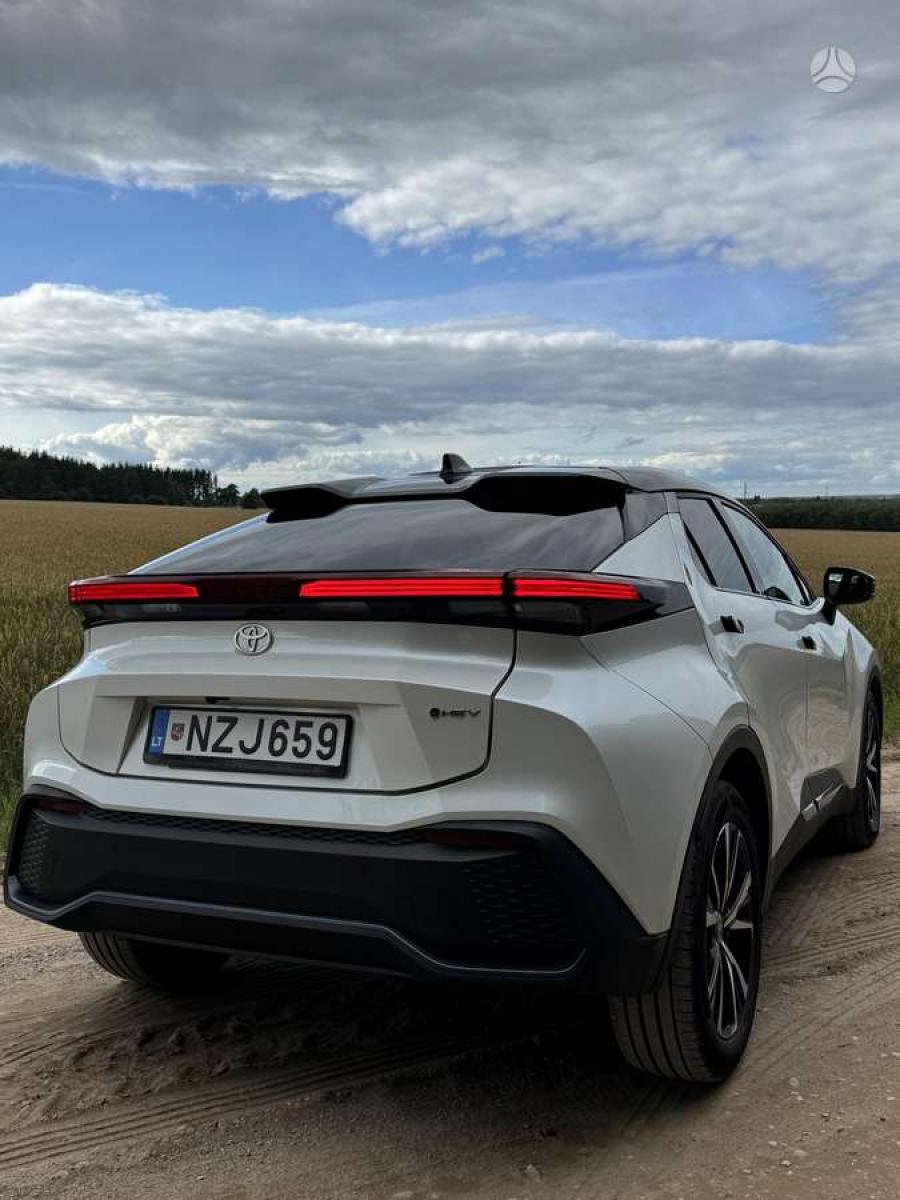 Белый Тойота C-HR 2024 в Вильнюс, объемом двигателя 1.80 л и пробегом 24 тыс. км за 25900 €, фото 5 на AUTOMOTO.COM.LV