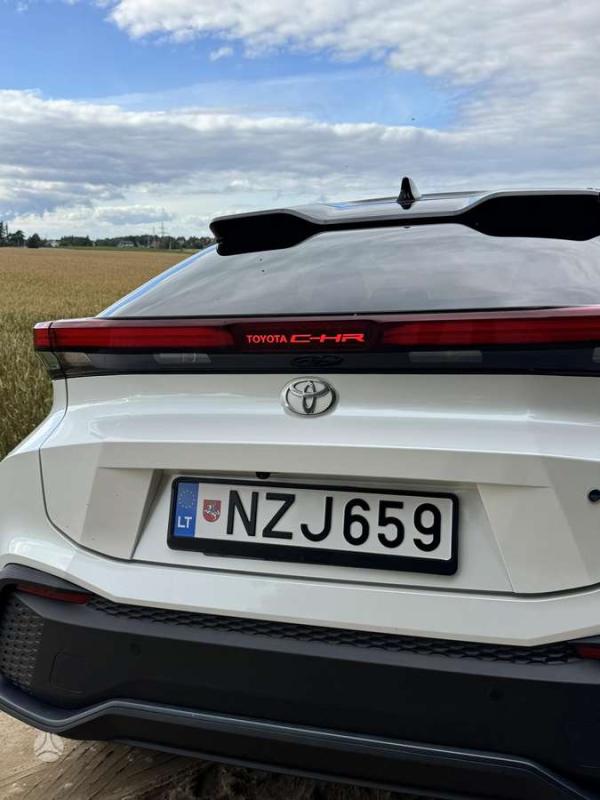 Белый Тойота C-HR 2024 в Вильнюс, объемом двигателя 1.80 л и пробегом 24 тыс. км за 25900 €, фото 8 на AUTOMOTO.COM.LV