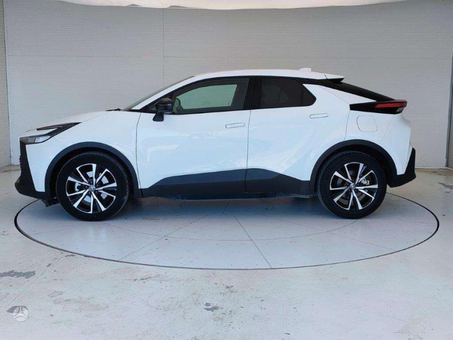 Balts Toyota C-HR 2024 Kauņa, ar dzinēja tilpumu 1.99 L un nobraukumu 19 tūkst. km par 31000 €, foto 1 vietnē AUTOMOTO.COM.LV