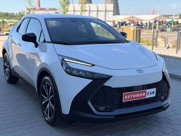 Белый Тойота C-HR 2024 в Вильнюс, объемом двигателя 1.99 л и пробегом 57 тыс. км за 31350 €, фото 3 на AUTOMOTO.COM.LV