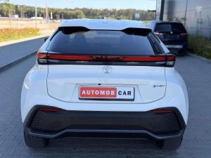 Белый Тойота C-HR 2024 в Вильнюс, объемом двигателя 1.99 л и пробегом 57 тыс. км за 31350 €, фото 6 на AUTOMOTO.COM.LV