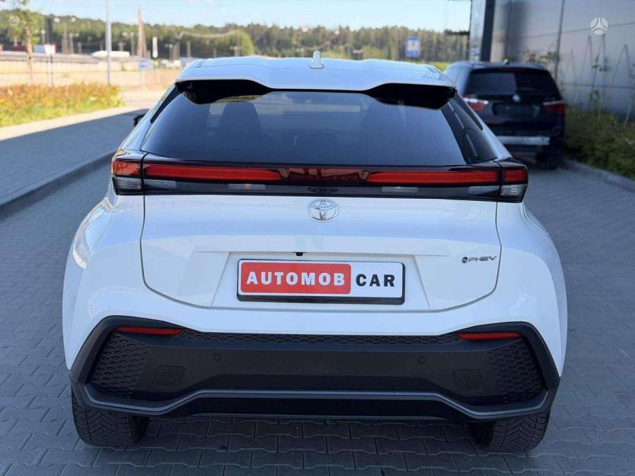 Белый Тойота C-HR 2024 в Вильнюс, объемом двигателя 1.99 л и пробегом 57 тыс. км за 31350 €, фото 6 на AUTOMOTO.COM.LV