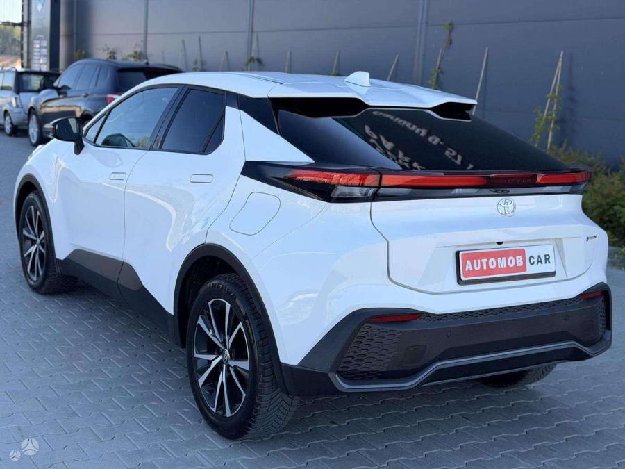 Белый Тойота C-HR 2024 в Вильнюс, объемом двигателя 1.99 л и пробегом 57 тыс. км за 31350 €, фото 7 на AUTOMOTO.COM.LV