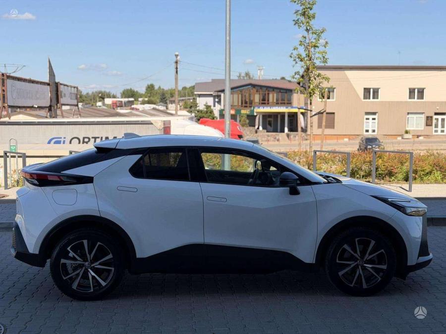 Белый Тойота C-HR 2024 в Вильнюс, объемом двигателя 1.99 л и пробегом 57 тыс. км за 31350 €, фото 9 на AUTOMOTO.COM.LV