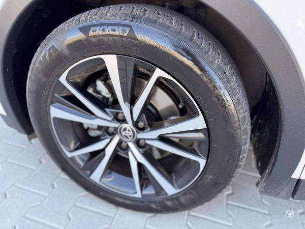 Белый Тойота C-HR 2024 в Вильнюс, объемом двигателя 1.99 л и пробегом 57 тыс. км за 31350 €, фото 9 на AUTOMOTO.COM.LV
