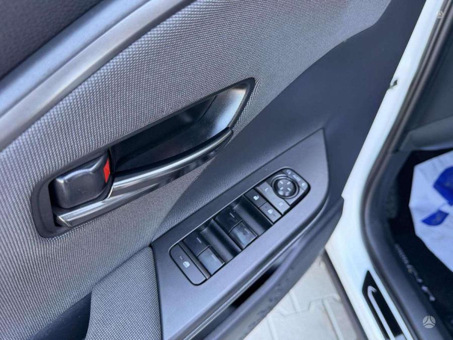 Белый Тойота C-HR 2024 в Вильнюс, объемом двигателя 1.99 л и пробегом 57 тыс. км за 31350 €, фото 14 на AUTOMOTO.COM.LV