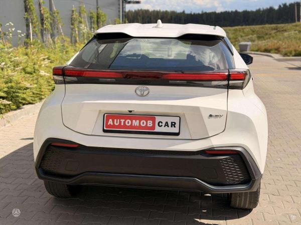 Белый Тойота C-HR 2024 в Вильнюс, объемом двигателя 1.80 л и пробегом 78 тыс. км за 24950 €, фото 8 на AUTOMOTO.COM.LV