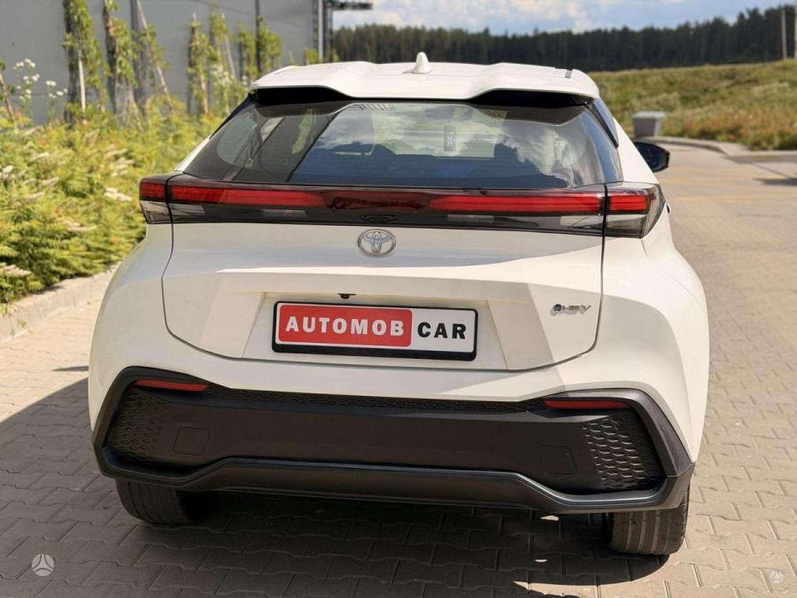 White Toyota C-HR 2024 in Vilnius, with an engine capacity of 1.80 L and mileage of 78 thousand km for 24950 €, photo 9 on AUTOMOTO.COM.LV