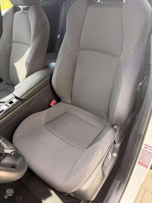 White Toyota C-HR 2024 in Vilnius, with an engine capacity of 1.80 L and mileage of 78 thousand km for 24950 €, photo 12 on AUTOMOTO.COM.LV