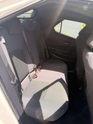 White Toyota C-HR 2024 in Vilnius, with an engine capacity of 1.80 L and mileage of 78 thousand km for 24950 €, photo 16 on AUTOMOTO.COM.LV