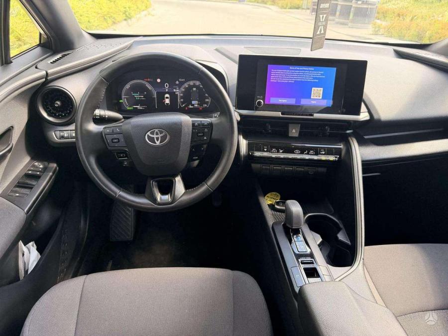 White Toyota C-HR 2024 in Vilnius, with an engine capacity of 1.80 L and mileage of 78 thousand km for 24950 €, photo 18 on AUTOMOTO.COM.LV