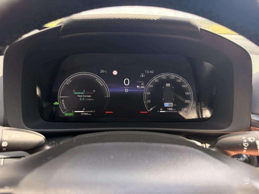 White Toyota C-HR 2024 in Vilnius, with an engine capacity of 1.80 L and mileage of 78 thousand km for 24950 €, photo 19 on AUTOMOTO.COM.LV