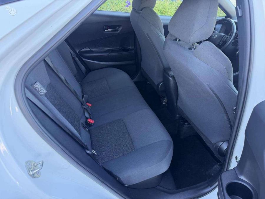 White Toyota C-HR 2024 in Vilnius, with an engine capacity of 1.80 L and mileage of 78 thousand km for 24950 €, photo 25 on AUTOMOTO.COM.LV