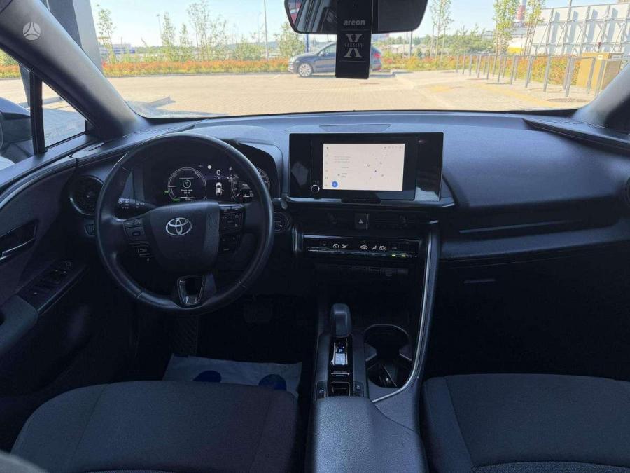 White Toyota C-HR 2024 in Vilnius, with an engine capacity of 1.80 L and mileage of 78 thousand km for 24950 €, photo 27 on AUTOMOTO.COM.LV