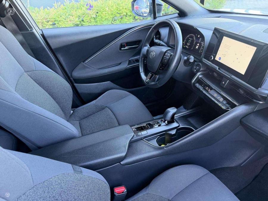 White Toyota C-HR 2024 in Vilnius, with an engine capacity of 1.80 L and mileage of 78 thousand km for 24950 €, photo 30 on AUTOMOTO.COM.LV