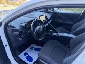 White Toyota C-HR 2024 in Vilnius, with an engine capacity of 1.80 L and mileage of 78 thousand km for 24950 €, photo 32 on AUTOMOTO.COM.LV