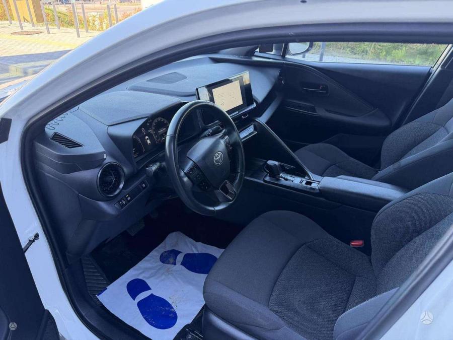 White Toyota C-HR 2024 in Vilnius, with an engine capacity of 1.80 L and mileage of 78 thousand km for 24950 €, photo 32 on AUTOMOTO.COM.LV
