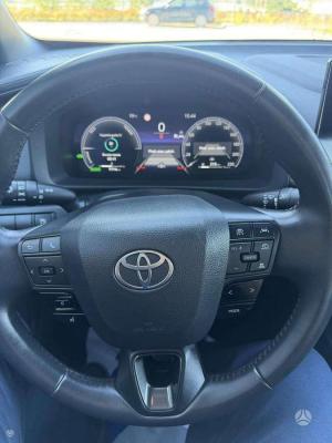 White Toyota C-HR 2024 in Vilnius, with an engine capacity of 1.80 L and mileage of 78 thousand km for 24950 €, photo 36 on AUTOMOTO.COM.LV