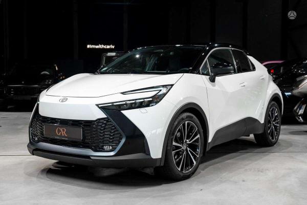 Белый Тойота C-HR 2024 в Рига, объемом двигателя 1.80 л и пробегом 23 тыс. км за 30000 €, фото 1 на AUTOMOTO.COM.LV