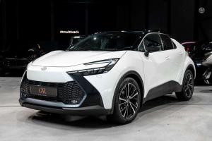 Balts Toyota C-HR 2024 Rīga, ar dzinēja tilpumu 1.80 L un nobraukumu 23 tūkst. km par 30000 €, foto  vietnē AUTOMOTO.COM.LV