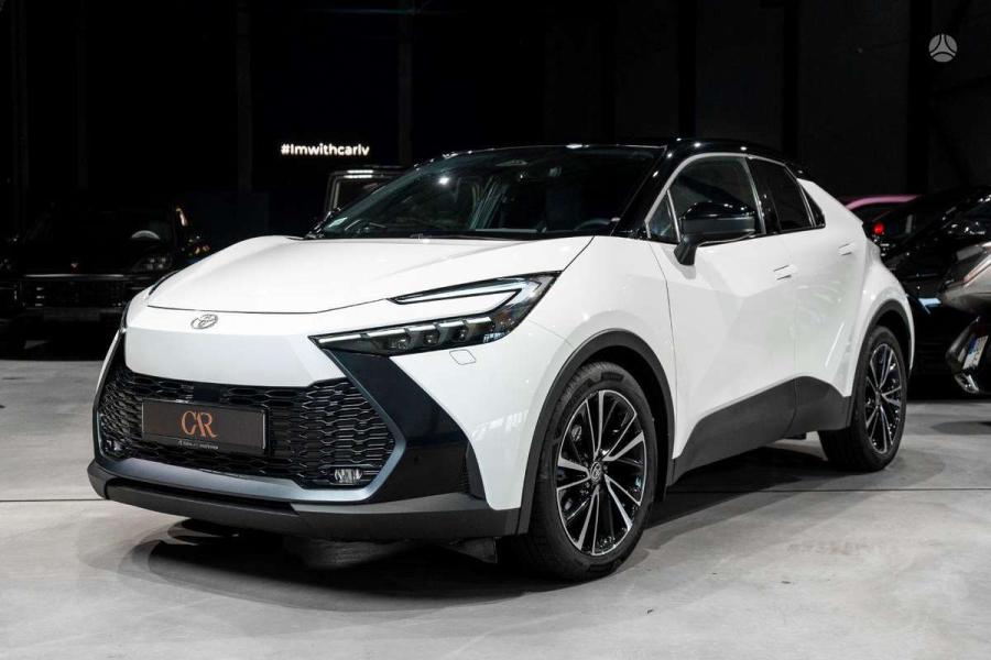 Белый Тойота C-HR 2024 в Рига, объемом двигателя 1.80 л и пробегом 23 тыс. км за 30000 €, фото 1 на AUTOMOTO.COM.LV