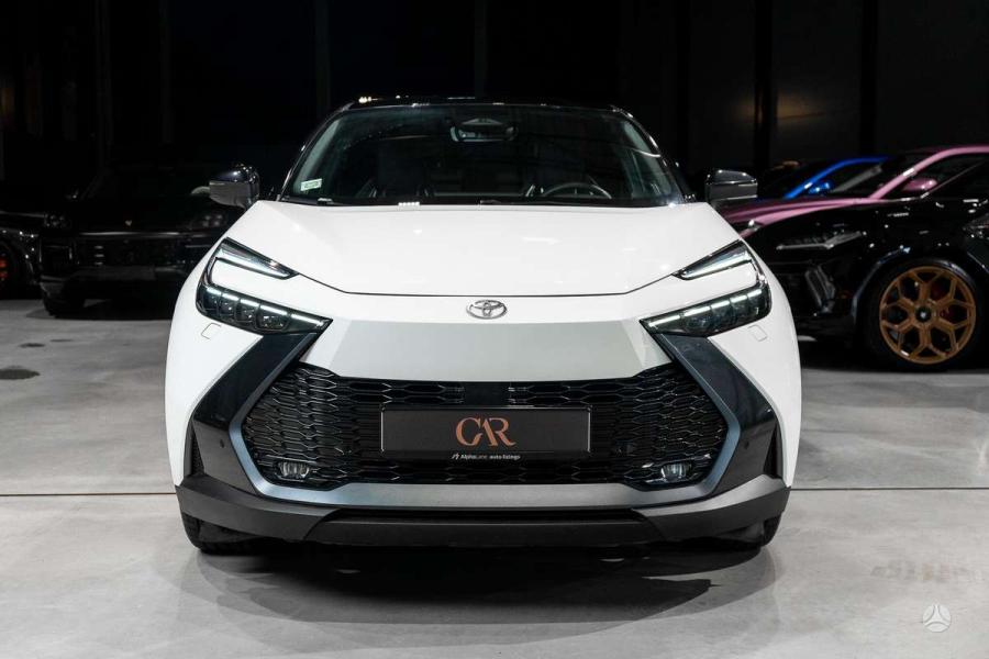 Белый Тойота C-HR 2024 в Рига, объемом двигателя 1.80 л и пробегом 23 тыс. км за 30000 €, фото 3 на AUTOMOTO.COM.LV