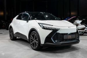 Белый Тойота C-HR 2024 в Рига, объемом двигателя 1.80 л и пробегом 23 тыс. км за 30000 €, фото 4 на AUTOMOTO.COM.LV