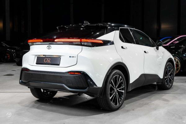 Белый Тойота C-HR 2024 в Рига, объемом двигателя 1.80 л и пробегом 23 тыс. км за 30000 €, фото 4 на AUTOMOTO.COM.LV